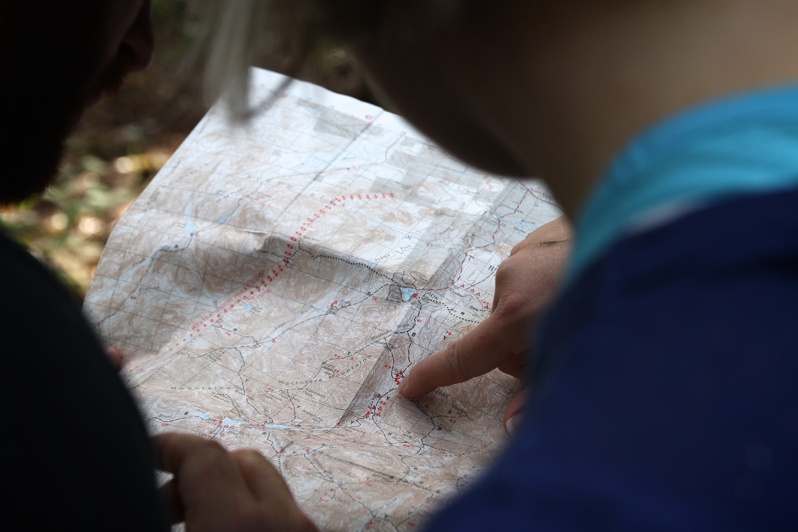 Expert Tips For Getting Back On Track When Lost During Travel ...